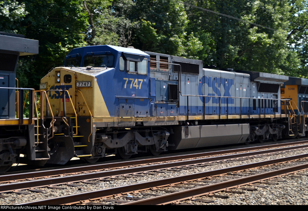 CSX C40-8W 7747 in the middle on Q032-25